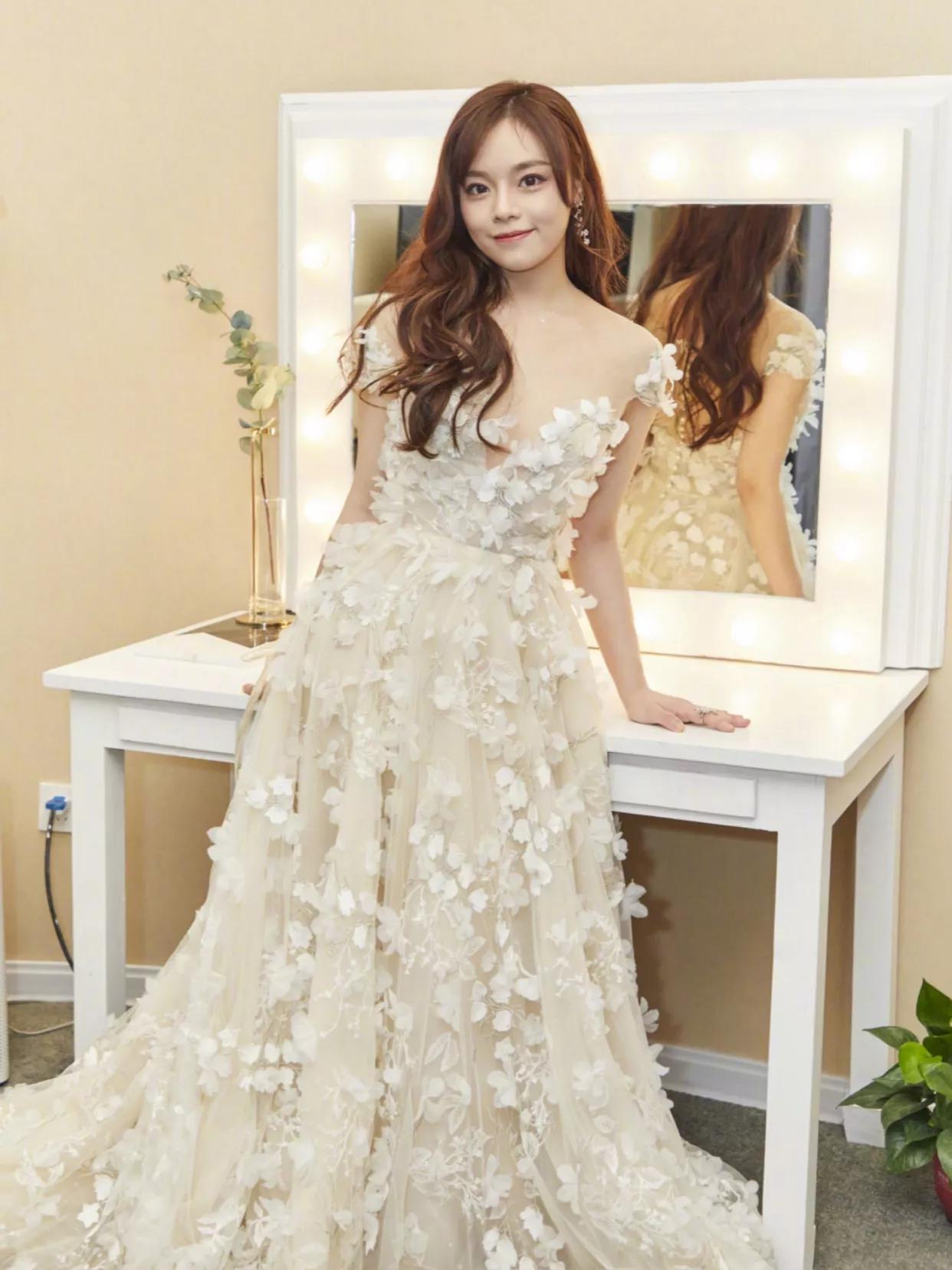 Huang Xiaoyun's beautiful hot photo photo, wearing a silver feather sequin skirt is charming and ...