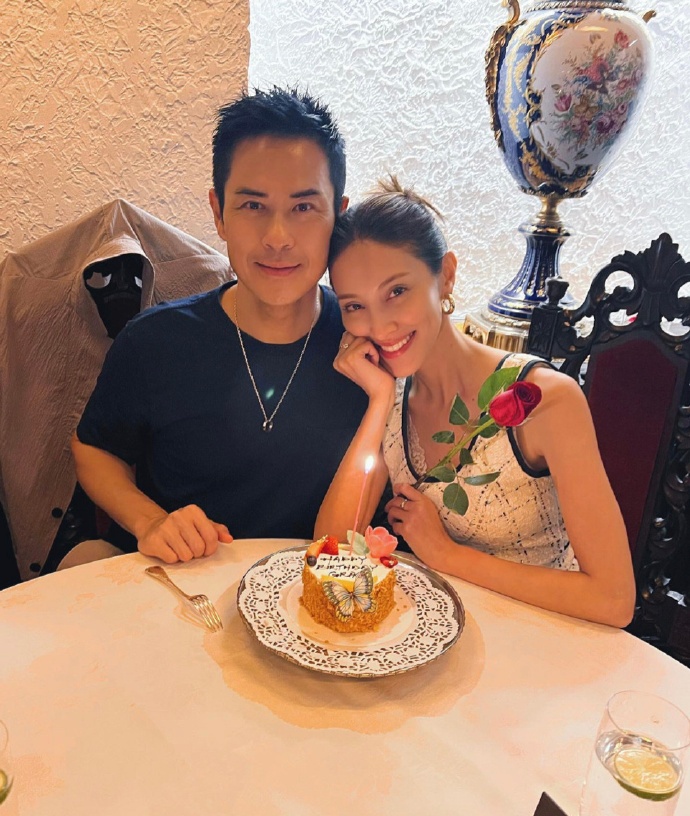 Miss Hong Kong champion Chen Kailin wore a pink swimsuit to swim to the ...