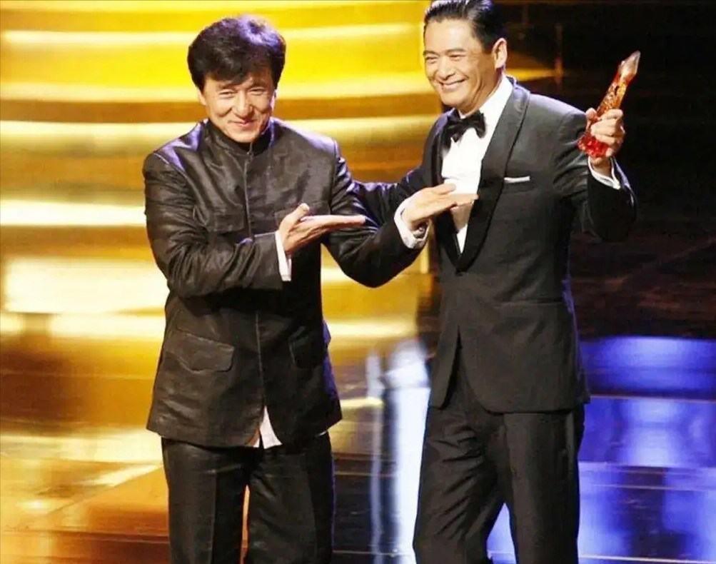 It also said "naked donation" and looked at Jackie Chan and Zhou Runfa ...