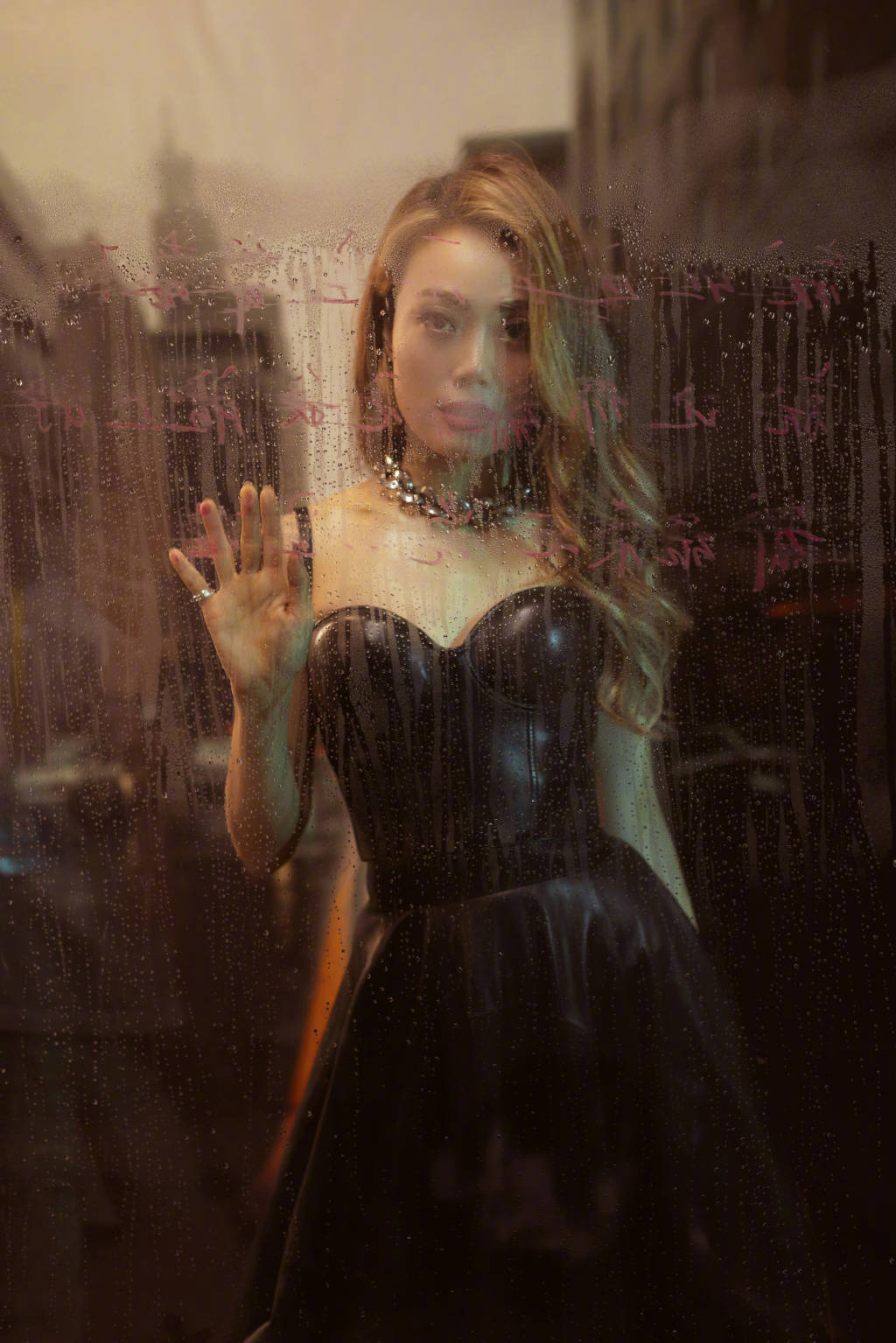 Joey Yung took a photo shoot on a rainy night, wearing a black leather ...