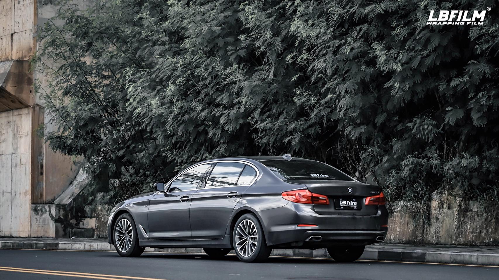 BMW 530LI-LB color change film liquid metal ebony gray, a connotative ...