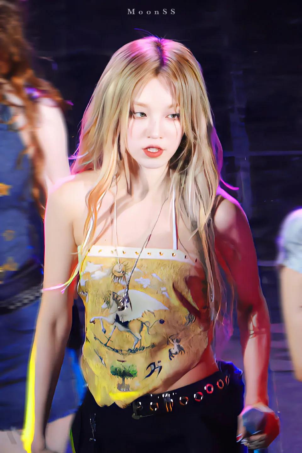 Song Yuqi danced hotly wearing a "belly pocket" top, and his big moves ...