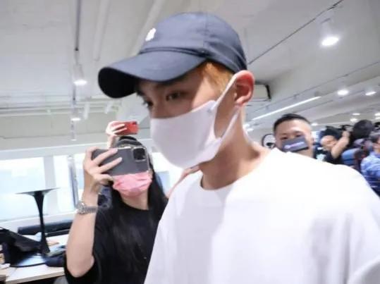 Aaron Yan showed up at the press conference, bowed and apologized to ...