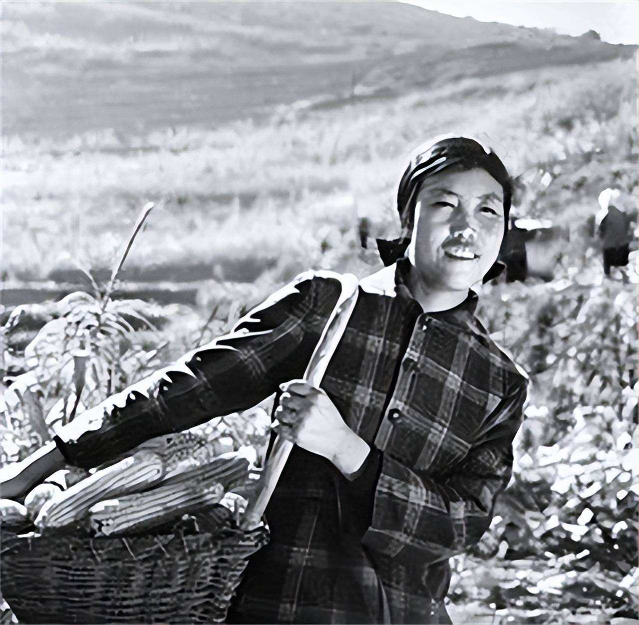 Guo Fenglian, the "Iron Girl" of Dazhai in the 1960s, is well known to ...