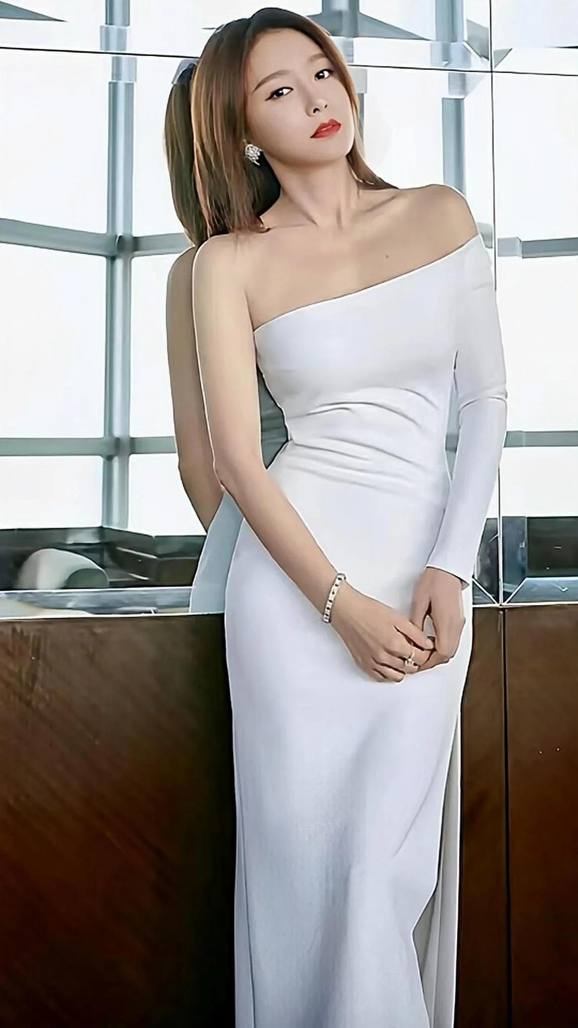 "Queen of Temperament" Qin Lan - iNEWS