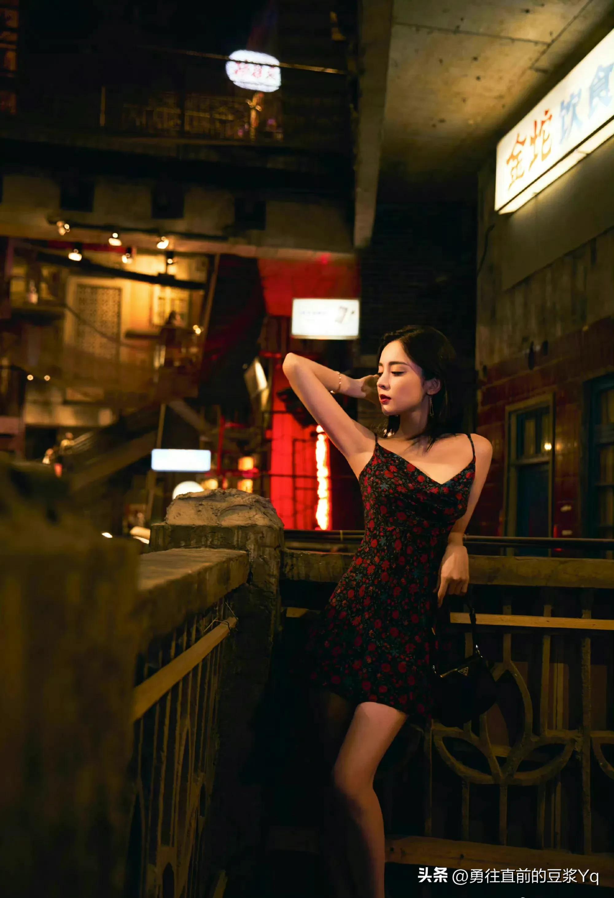 Gu Lina wears a floral suspender, showing a good figure - iNEWS