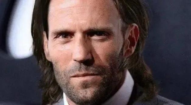 There is a kind of "plastic surgery" called Statham grows long hair ...