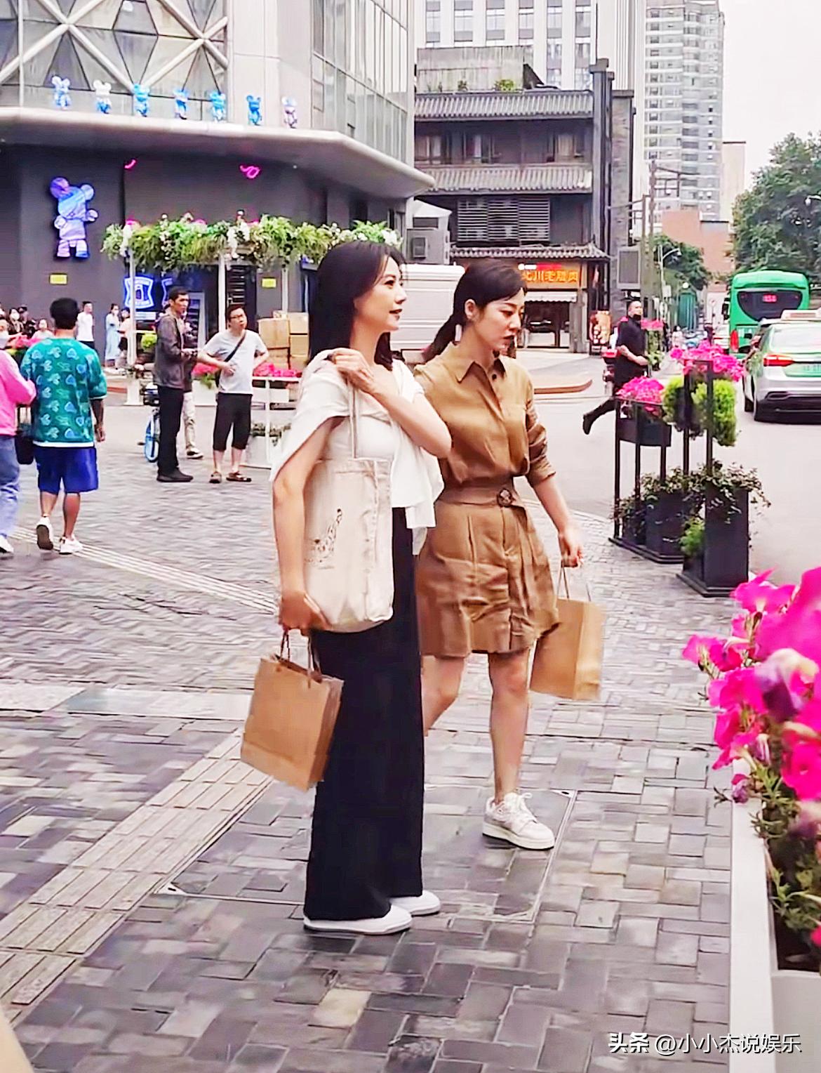 Chengdu: 43-year-old Gao Yuanyuan was photographed on the street, her ...