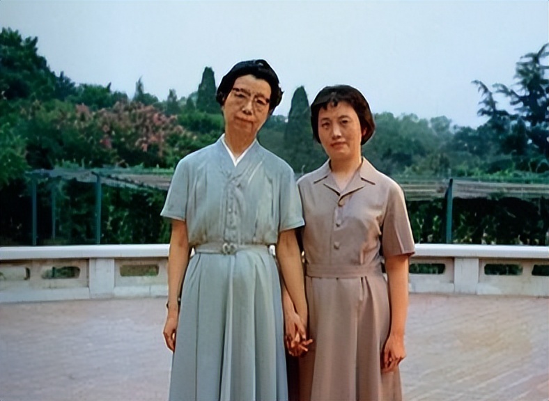 When Jiang Qing was on trial in 1980, an old lady went to see her, but ...