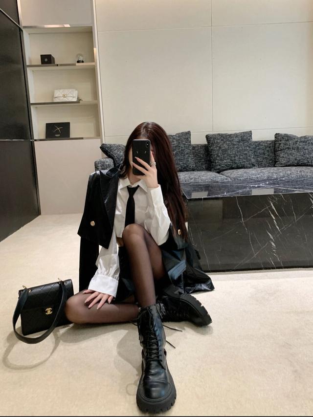 White JK shirt, black stockings and black short skirt, what a beautiful ...