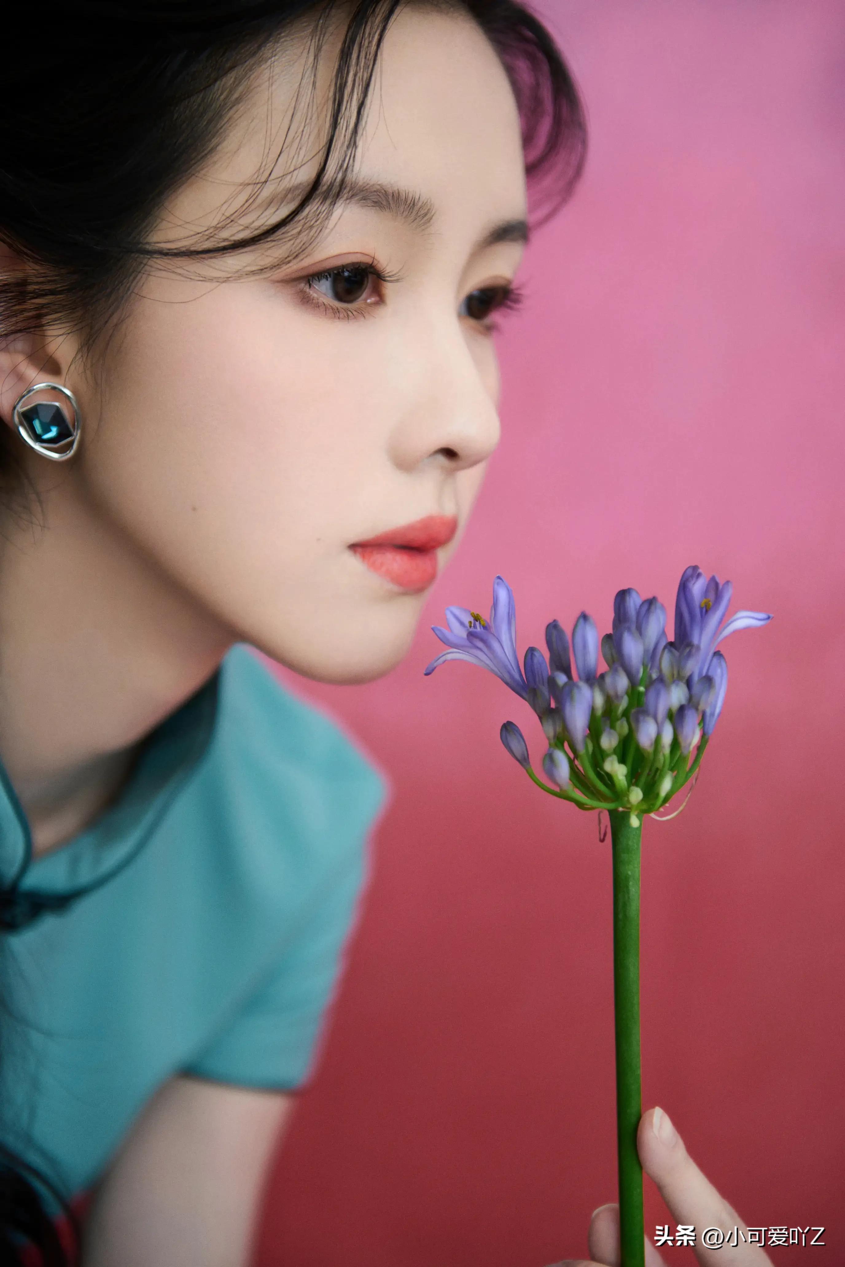 Chen Duling, blue gradient dress, green fan looking forward, fragrant ...