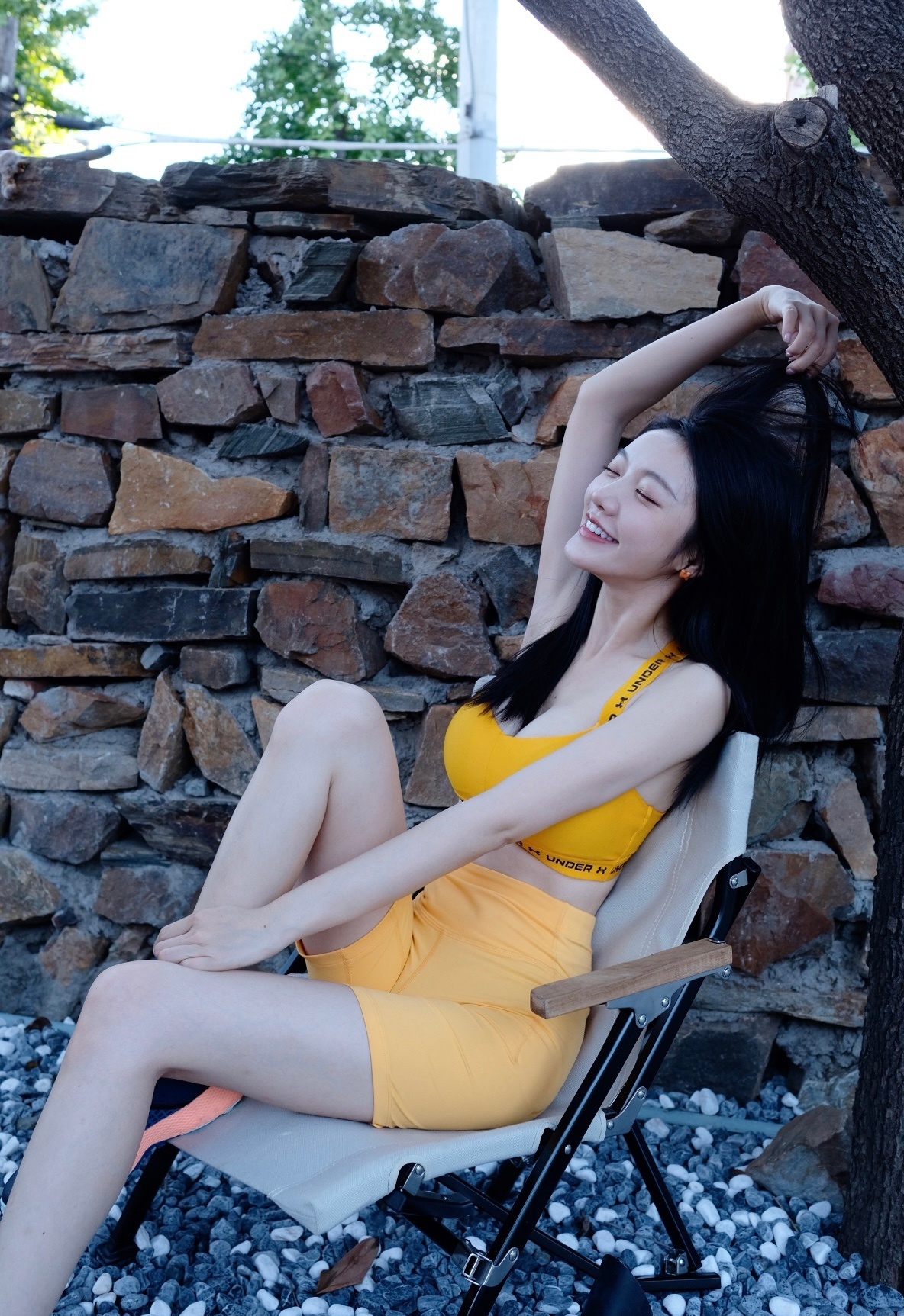 "Sexiest Huang Rong" Lin Yanrou posted a photo, showing off her plump figure in a yellow cropped ...