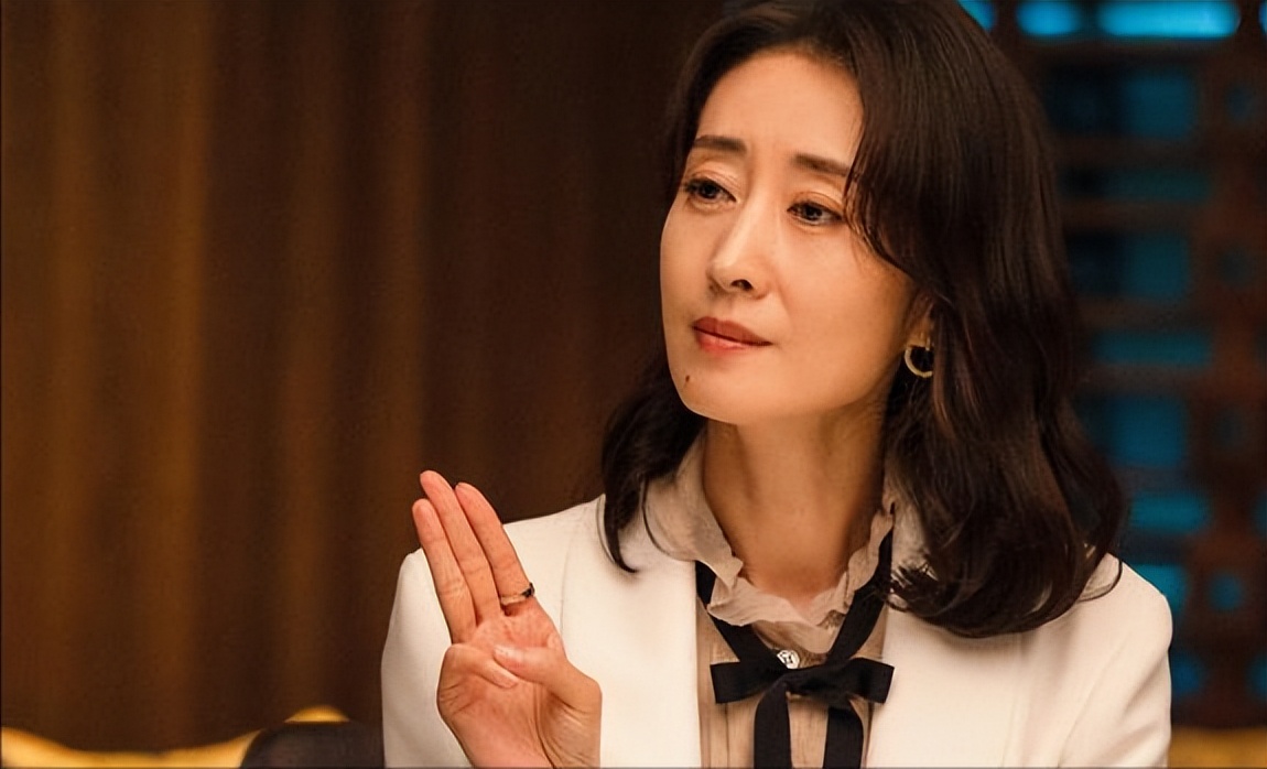 47-year-old Liu Mintao is hot and tempting in suspenders! Have a ...