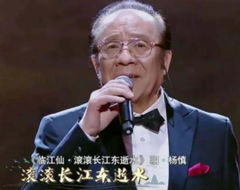 81-year-old Yang Hongji sings at the dinner table!Without a microphone ...