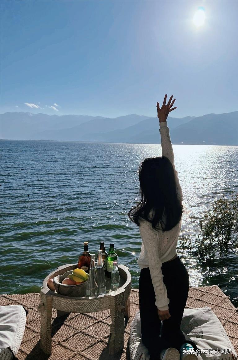 Post-zero actress Xia Meng, kneeling on the Erhai Lake and making a ...