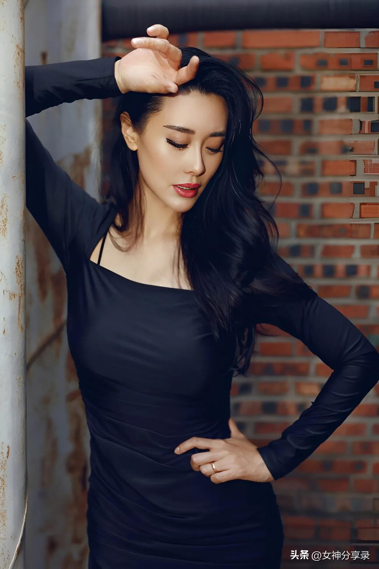 "Rave Queen" female singer with her unique voice and stage show is a ...