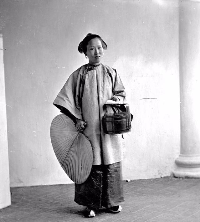 Old photos of beauties in the Qing Dynasty, like clear water hibiscus ...
