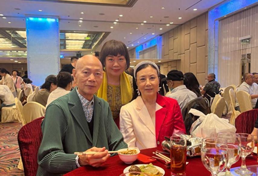 Wang Mingquan and his wife attended the wedding banquet of their ...
