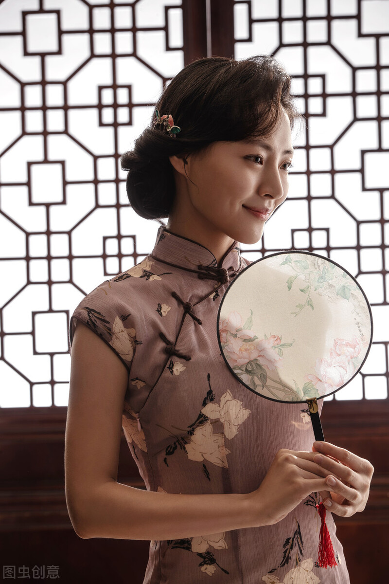 How to wear a cheongsam to avoid being misunderstood as a waiter? - iNEWS