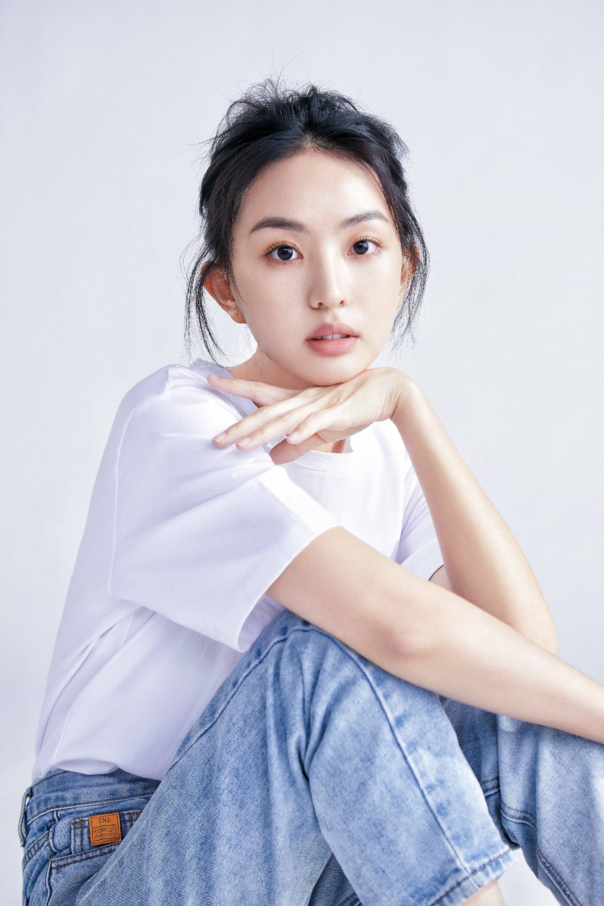 Newcomer actor Lu Menglin's fresh photo reveals the innocent girl with a dream to move forward ...