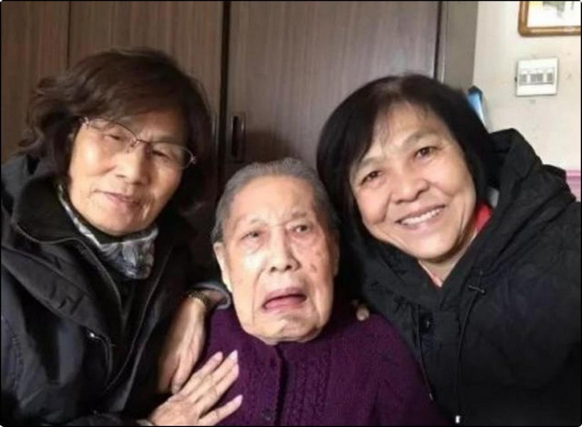 Chen Yajuan, the girl in Lei Feng's photo, was once offered a reward of ...