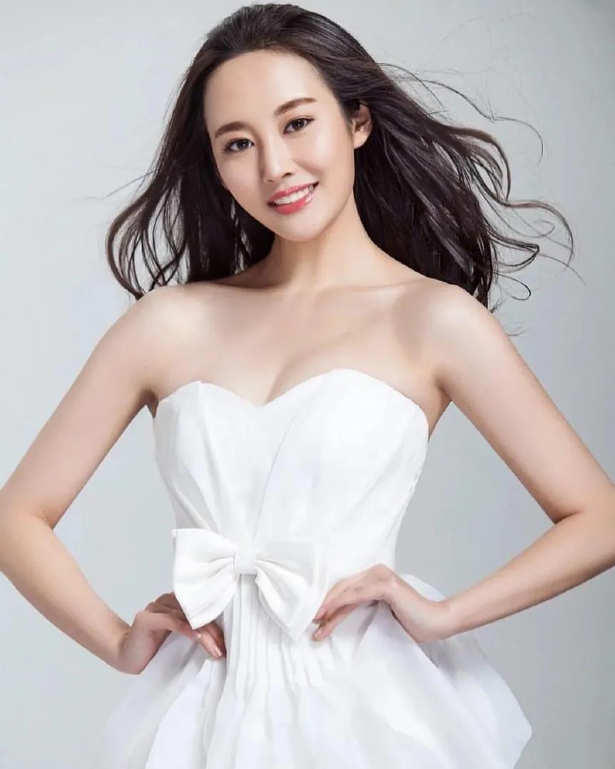 Li Chunzhen is charming and charming, her proud figure steals the ...