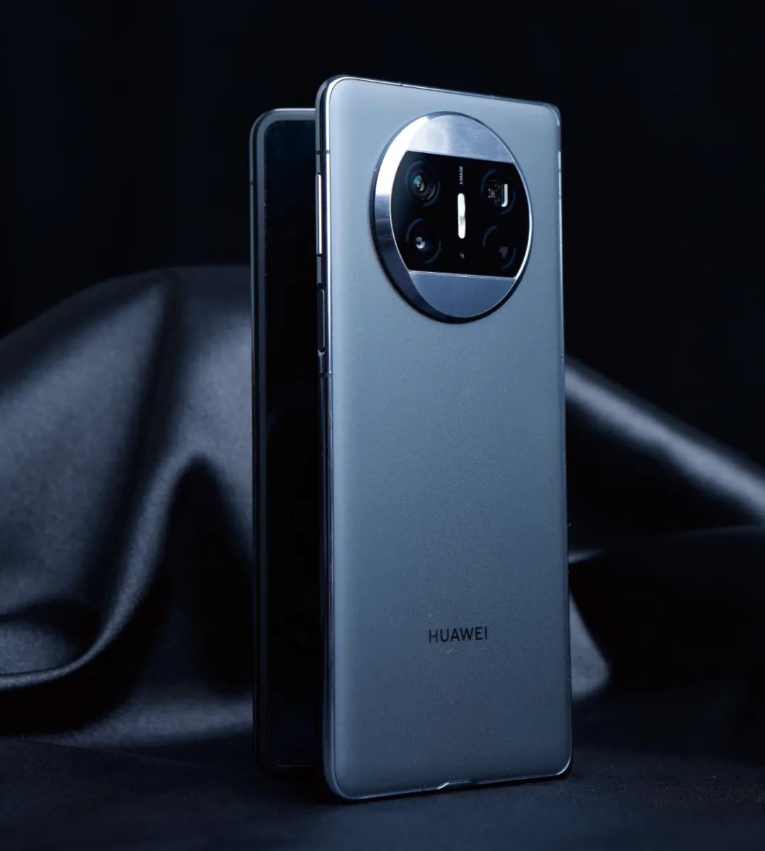 There are no gimmicks in the millimeter era of folding screens, and the ...