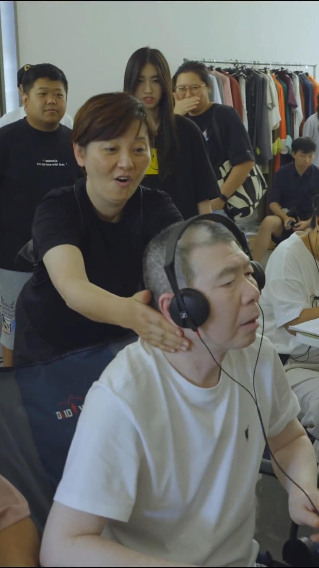 Feng Xiaogang seldom posted a family photo, and was super happy to be visited by his wife and ...