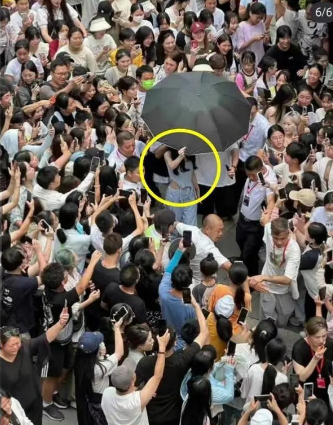 Yang Ying appeared on Wuma Street in Wenzhou, and the security guards ...