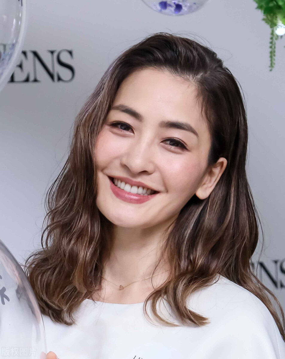 "Hong Kong Supermodel" Zhou Wenqi: Suspected of having plastic surgery ...