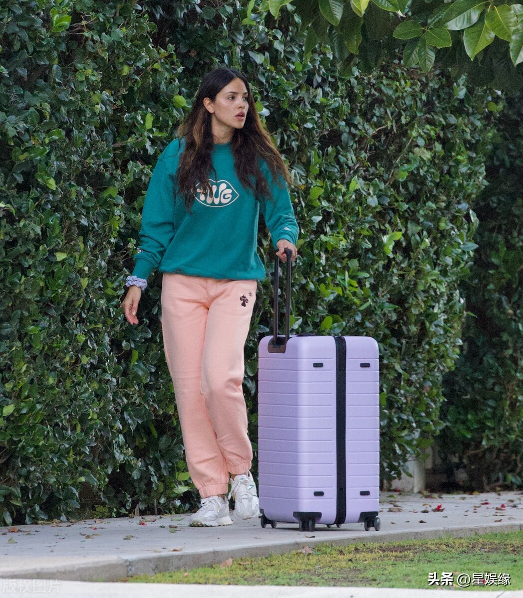 Aisha Gonzalez appeared on the street, wearing a low-key and simple ...