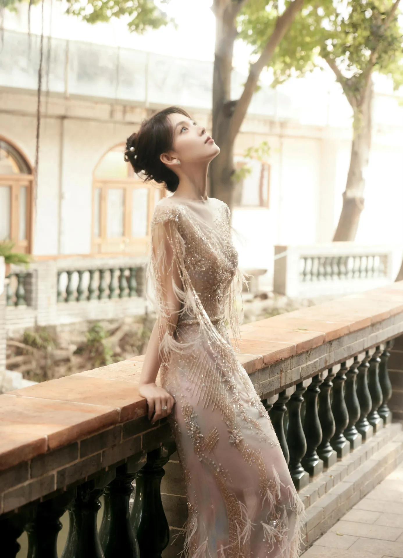 Chen Yao's flesh-colored see-through lace dress shows her good figure. How would you rate such ...