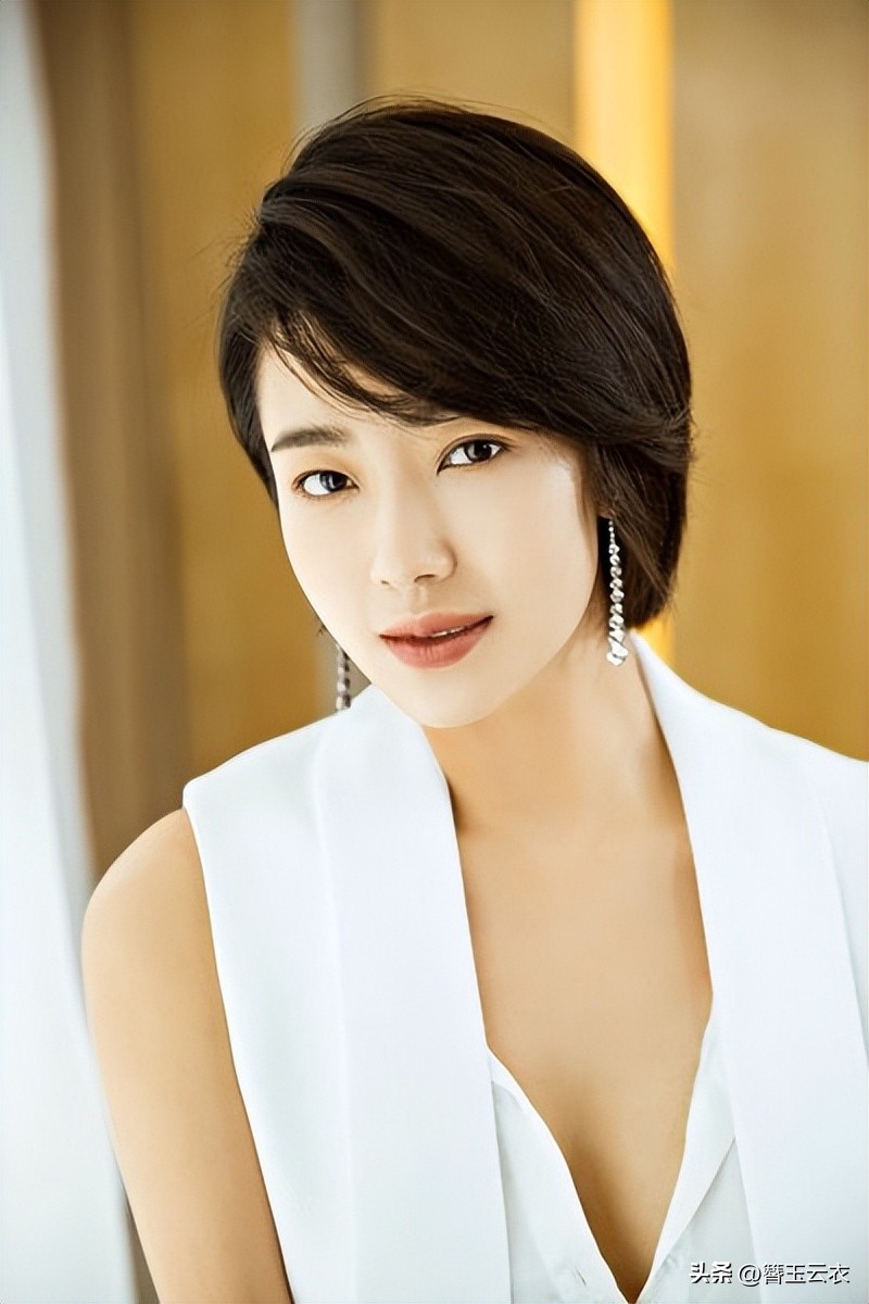 She used to be the goddaughter of Zhao Benshan. She was rumored to have ...