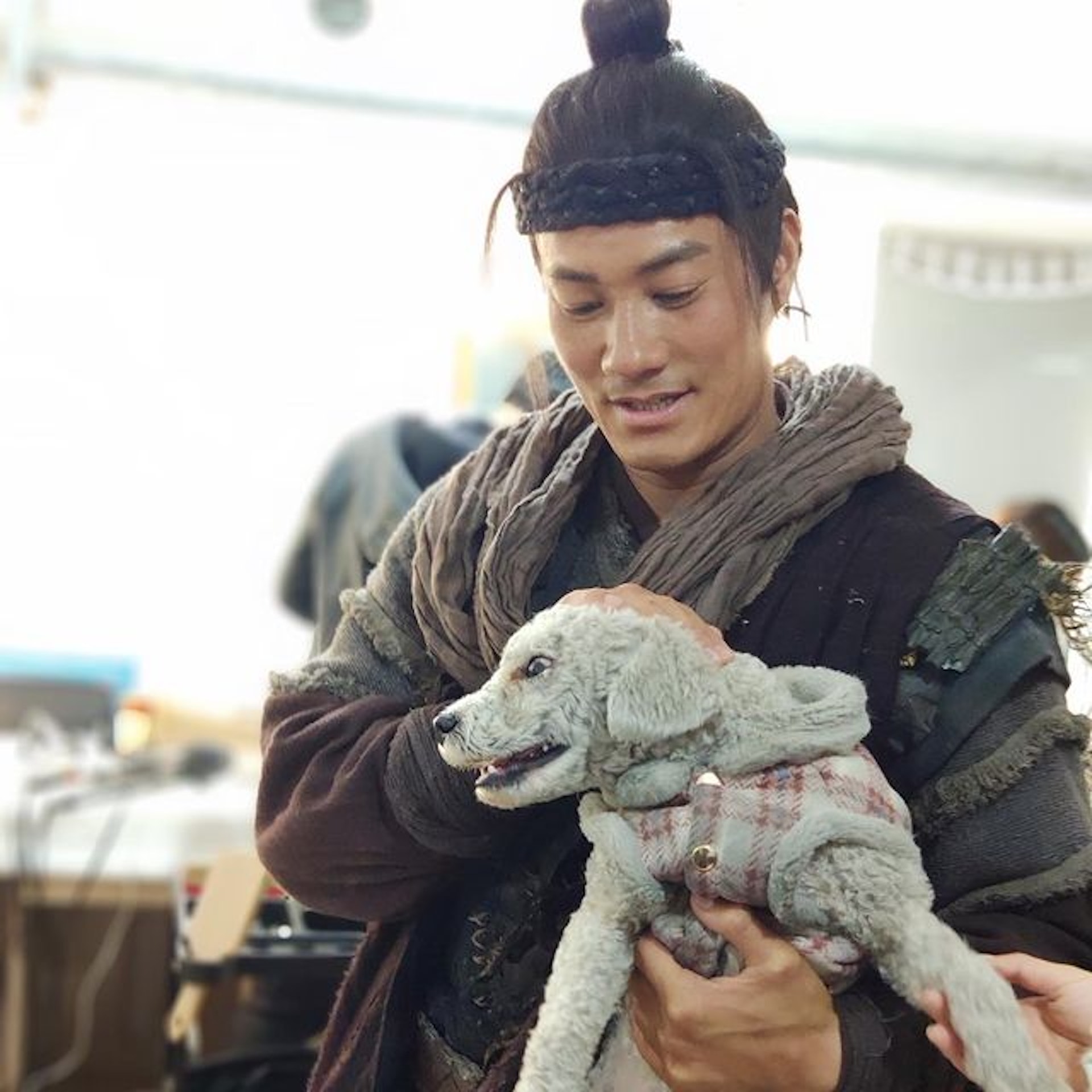 The attacked actor Huang Junfeng has returned to Hong Kong for ...