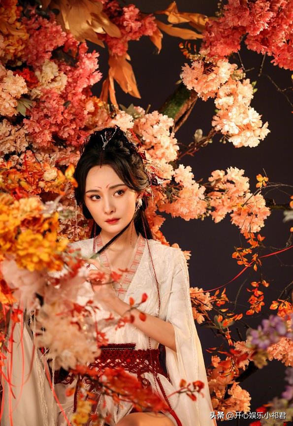 Yang Mi's "Tushan Honghong" style is exposed, the charming and moving ...
