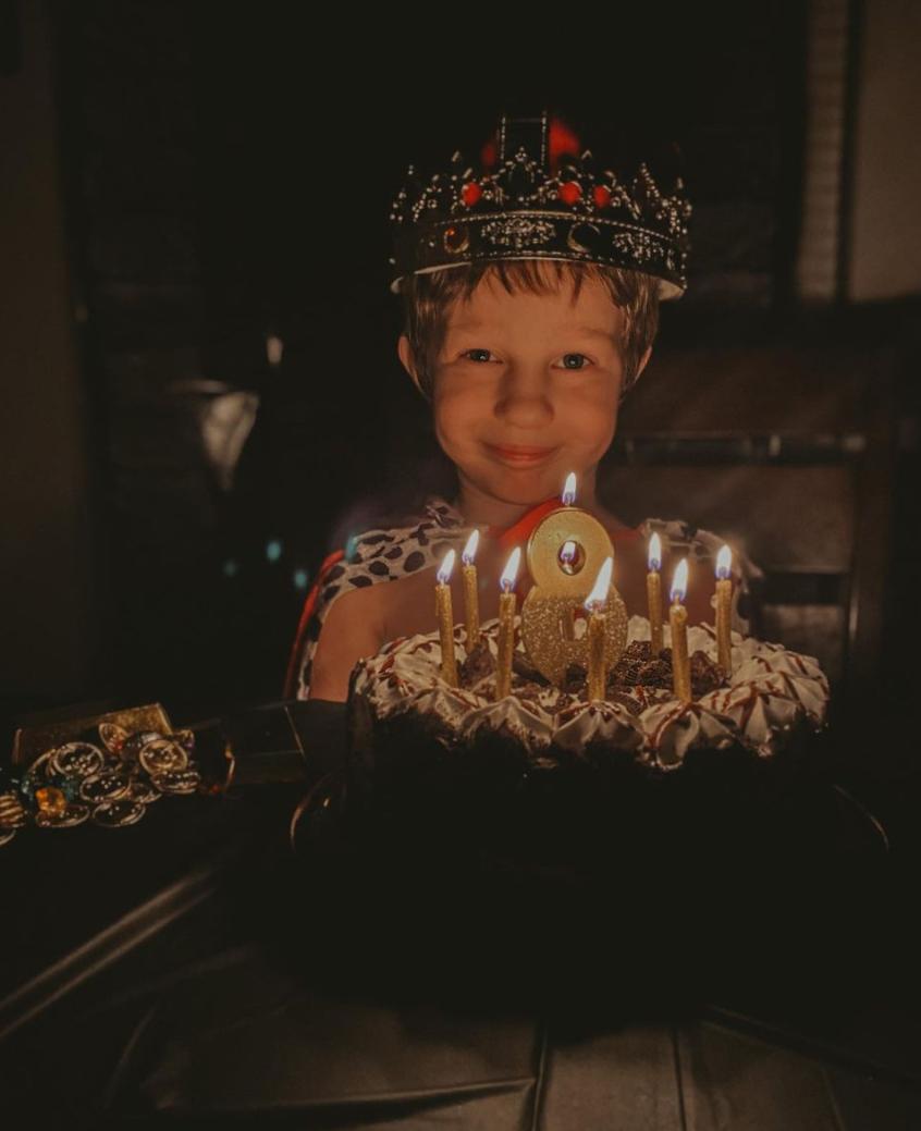 The "armless boy" who once cried warmly in the circle of friends is 8 ...