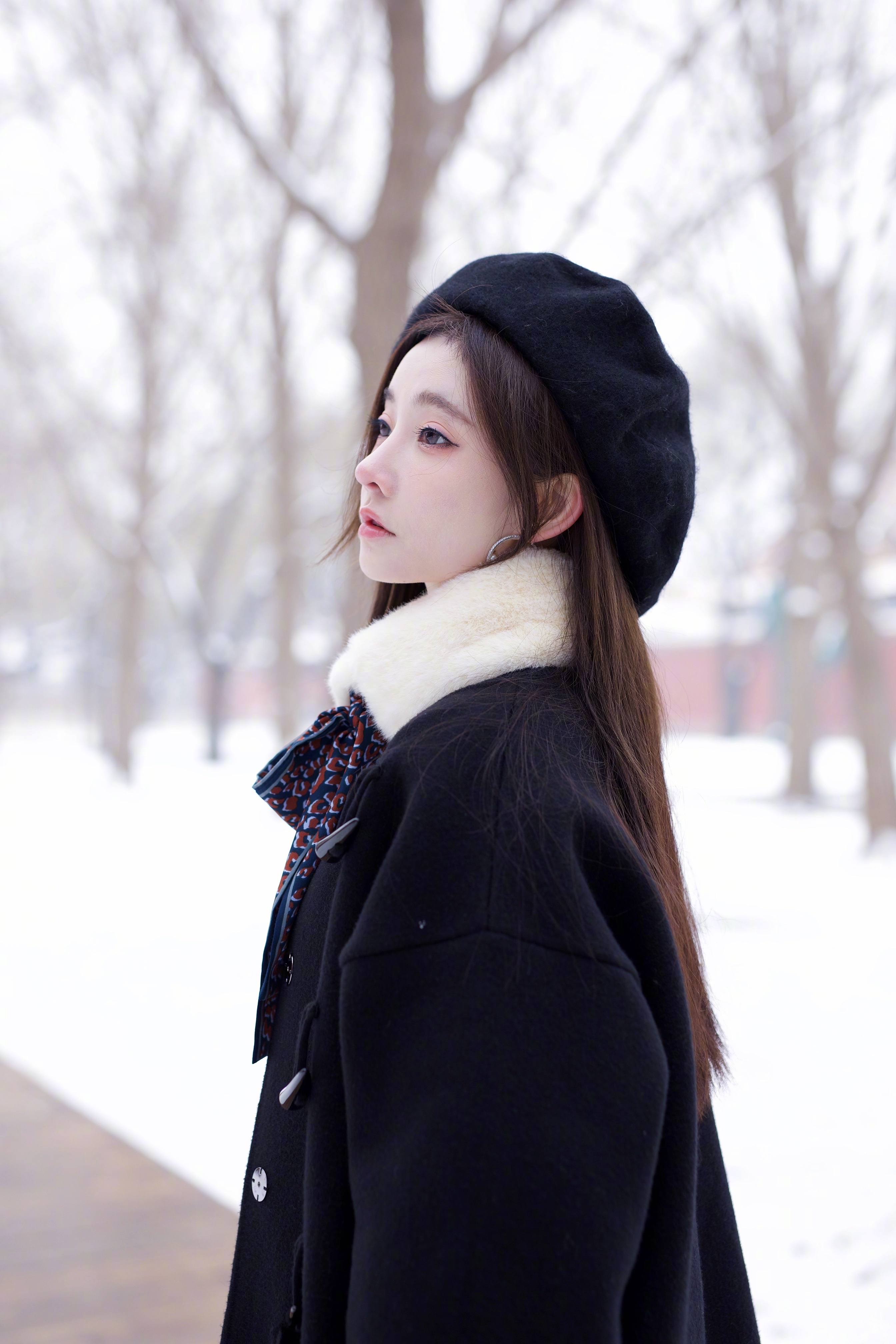 Feng Timo shared the New Year's look, wearing a black coat and a tiger ...
