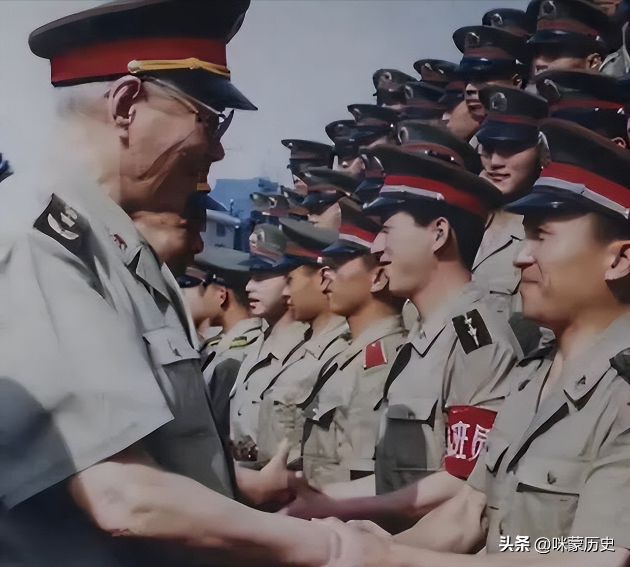 In 1941, General Zhang Zhen was rescued by a bride, and 40 years later ...