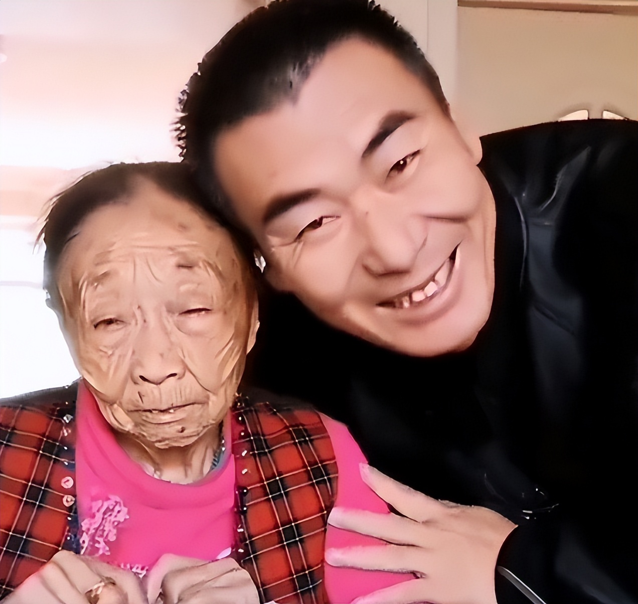 85-year-old Ma Yuqin knocked on the bowl while eating, but getting used ...