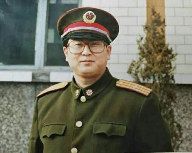 The characteristics of the military uniforms of the 1987 army, navy ...