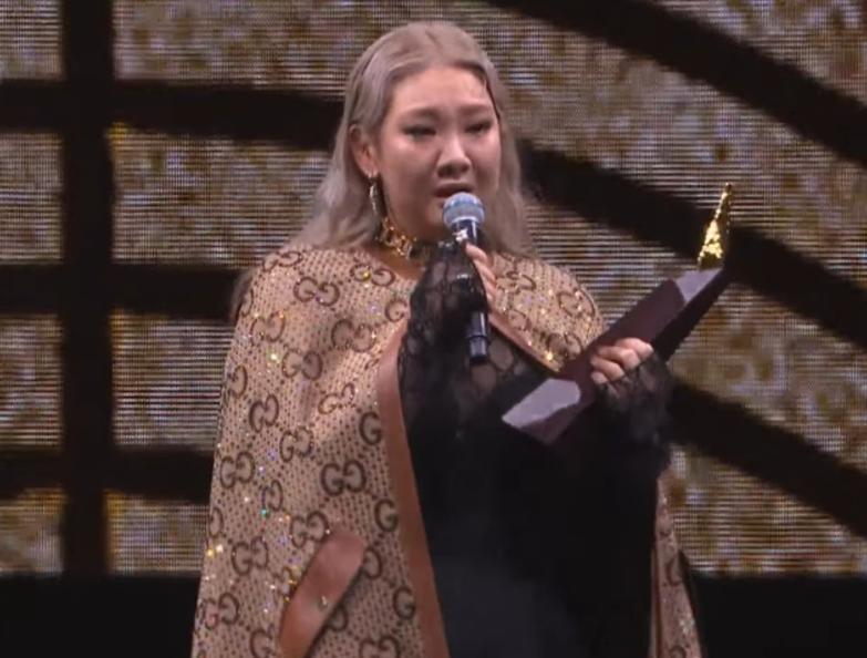 Zheng Xinyi wins Best Female Singer again!She is in a good mood with ...