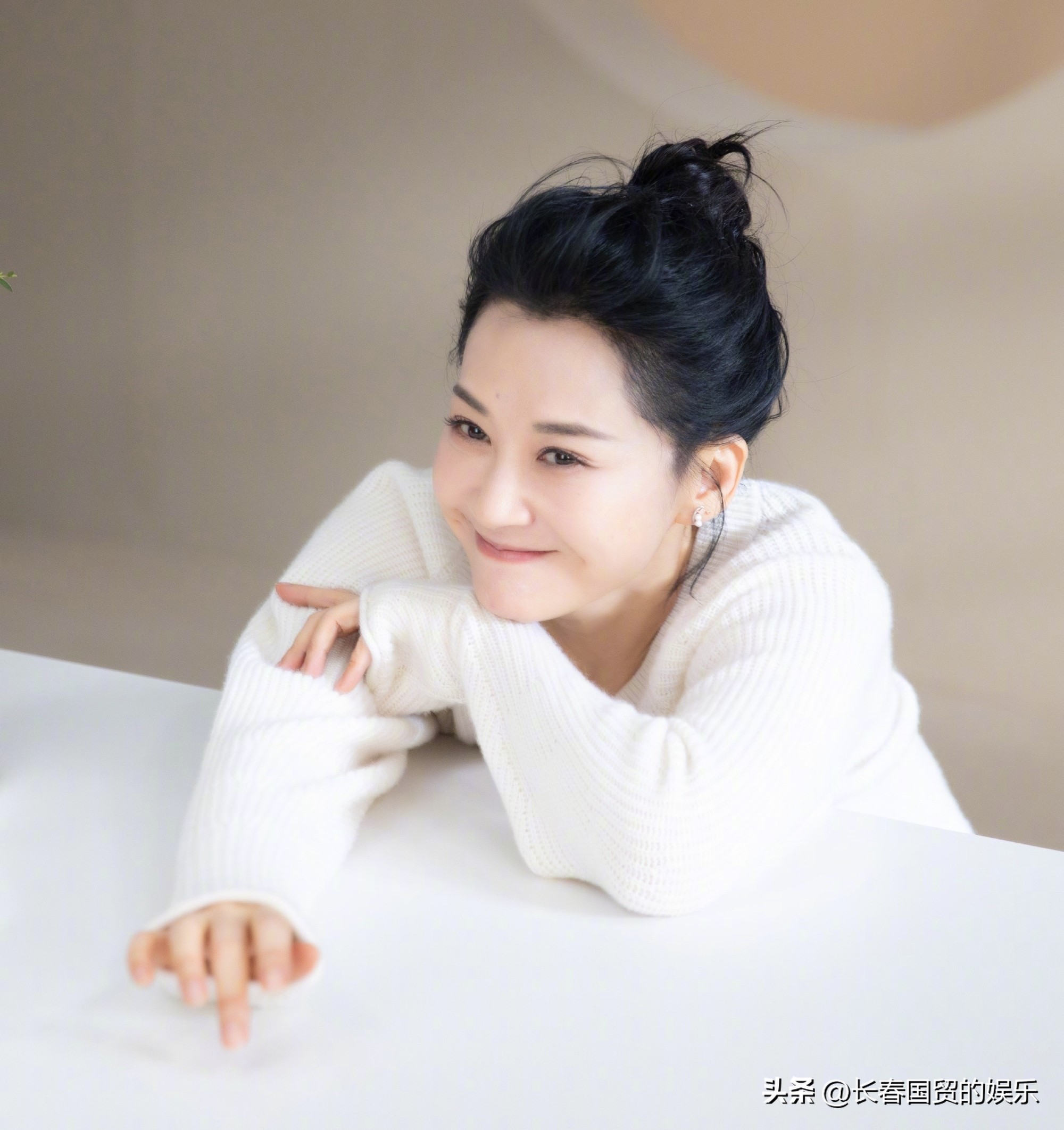 Actress Xu Qing is in an enviable state, 54 years old wearing a white V ...