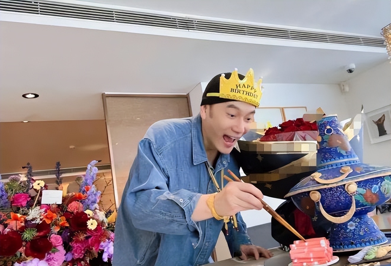 52-year-old Lin Yilun posted photos to celebrate her birthday! Wearing ...