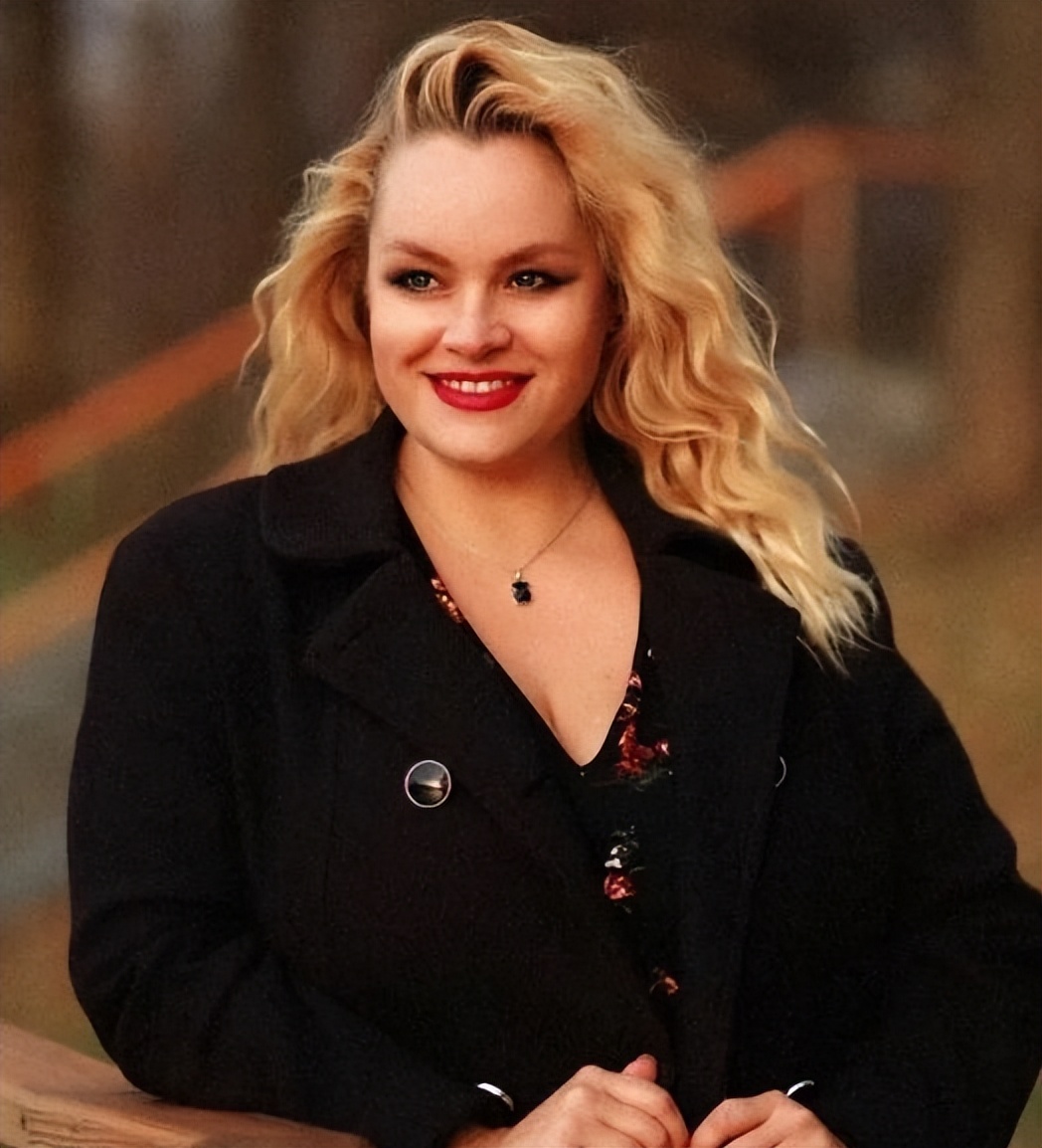 Busty plus-size model Victoria Kubyshko - iNEWS