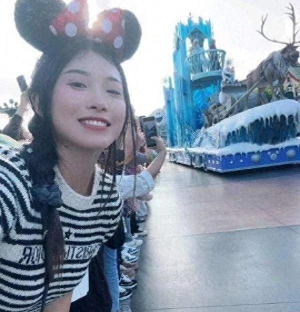 Jump ahead to follow up! Wu Yanni appeared in Disney, wearing an outfit ...