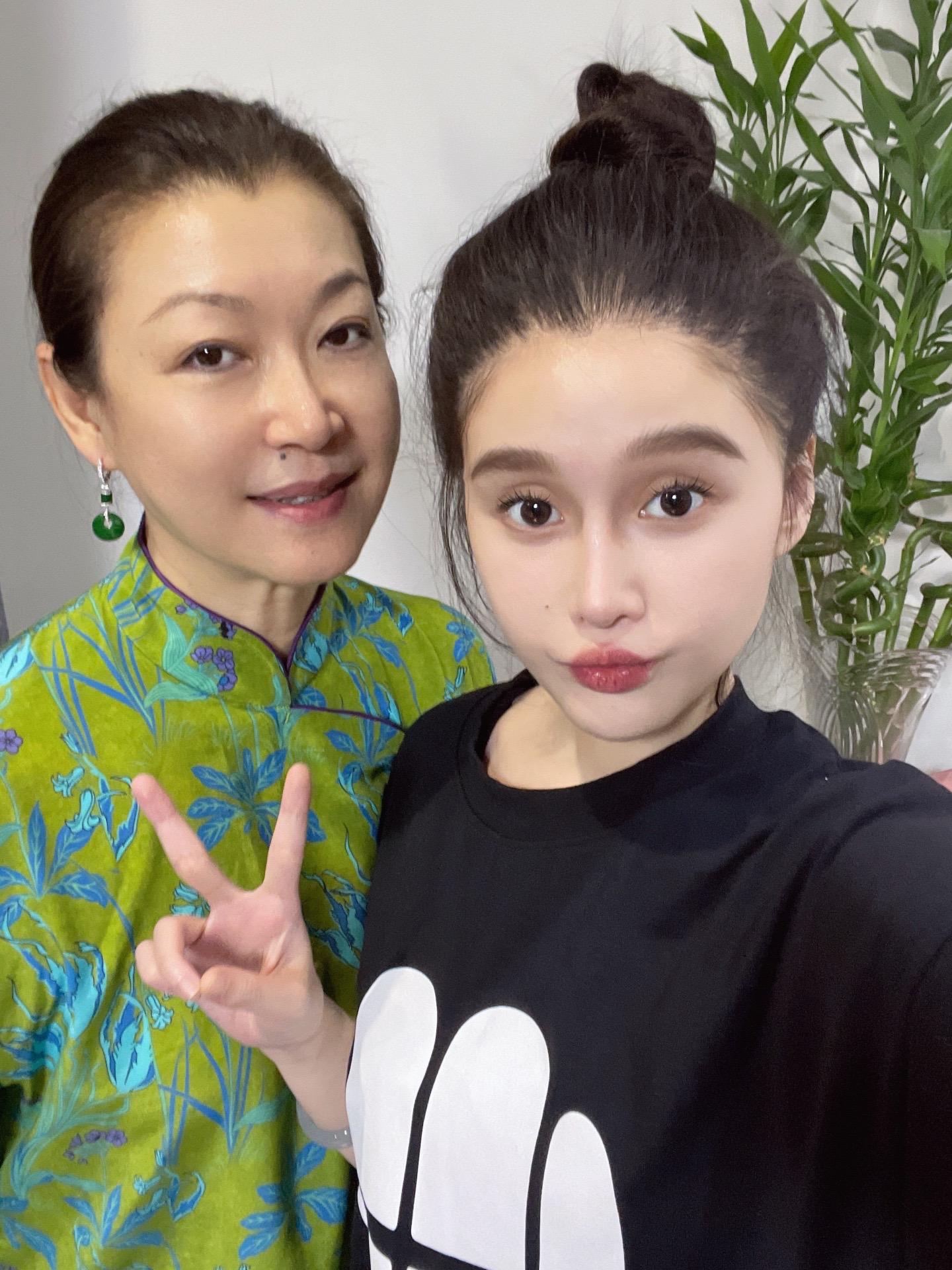 Zhao Benshan's New Year's family portrait was exposed, his wife Ma ...