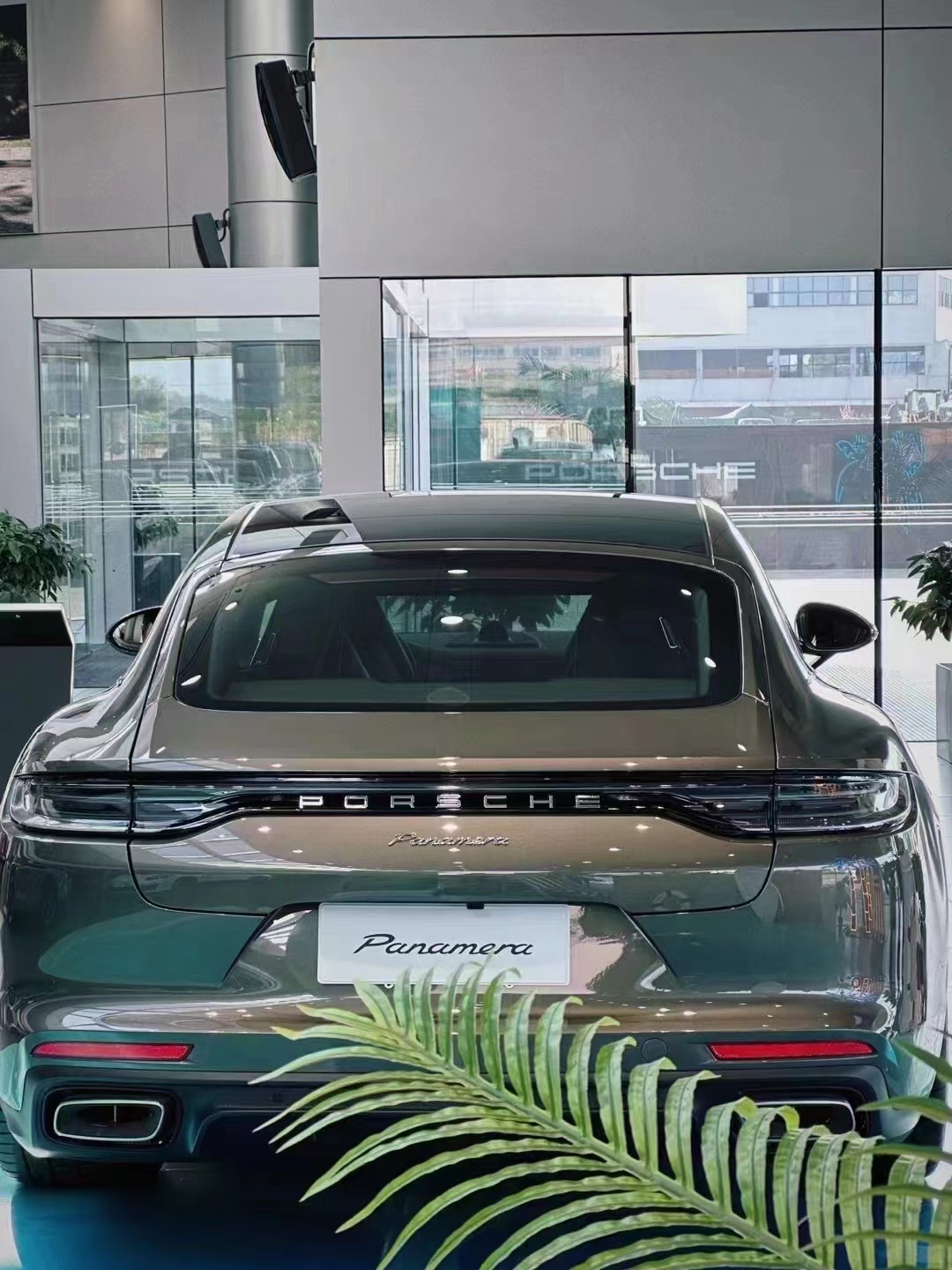 Porsche Panamera: 2.9T twin turbo + 8-speed PDK, output 330 horsepower, aventurine green paint ...