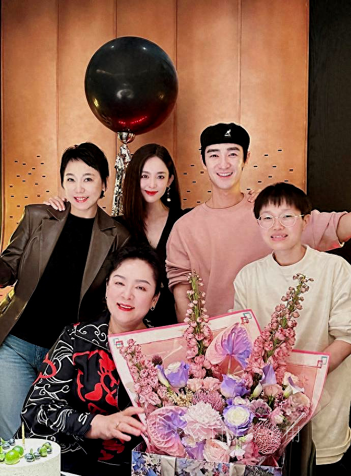 Longtime friends turned lovers? Guli Nazha was photographed riding home with Qin Yiming - iMedia