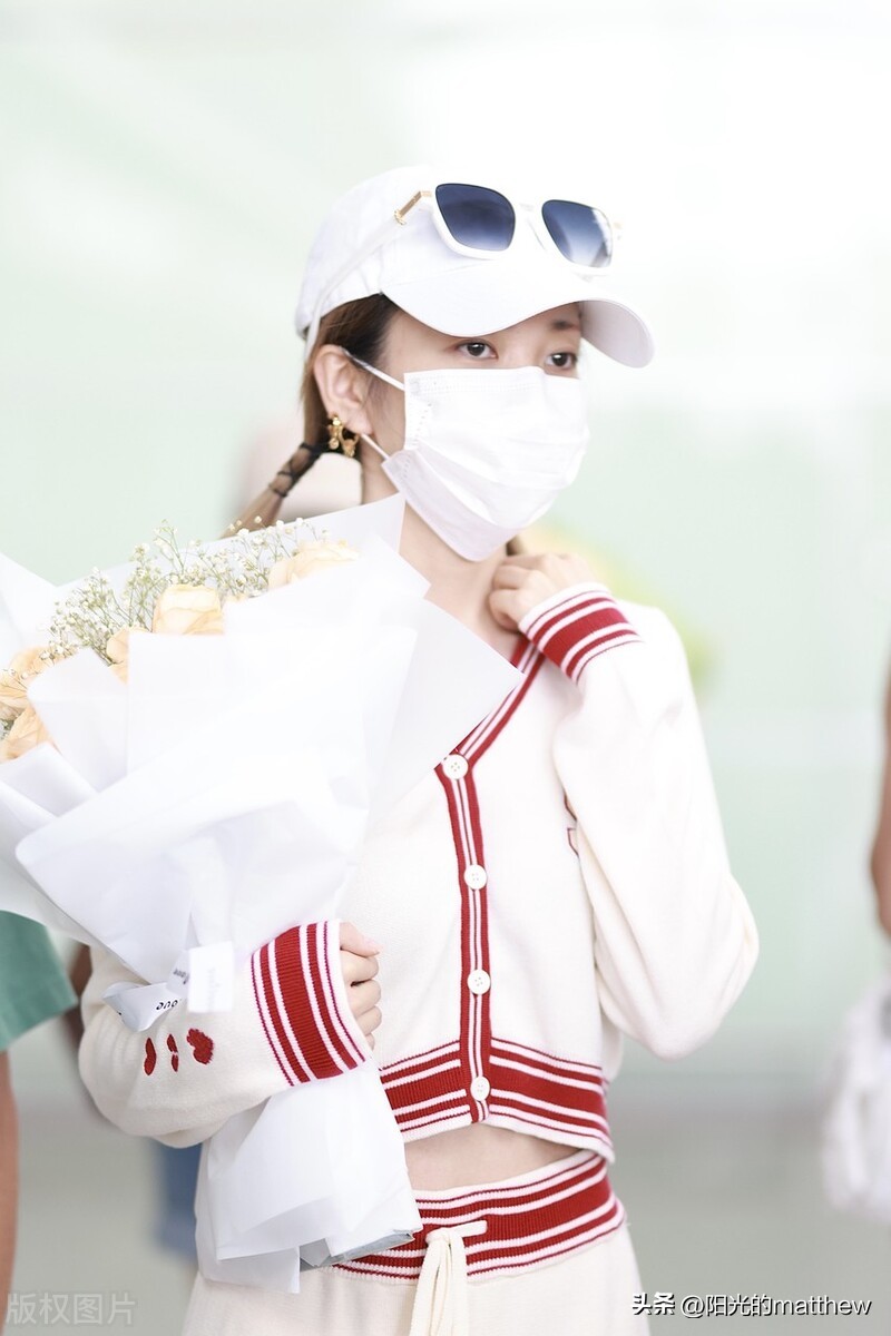 Naiwan showed up at the airport in a color-blocking suit, cute and ...