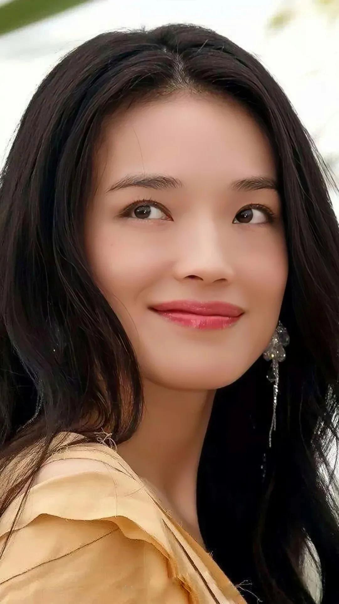 A beautiful photo gallery of Shu Qi, a beauty with big lips and plump ...